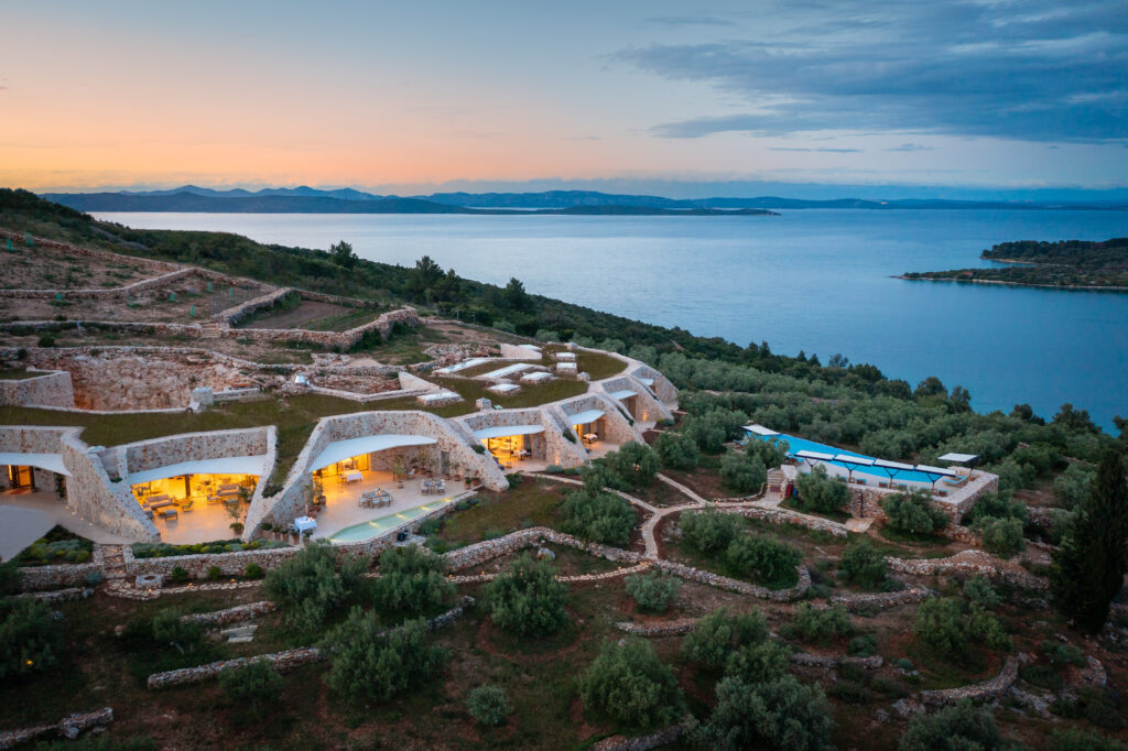 Pogled u Villu Nai, fascinantan hotel uklesan u stijeni na Dugom otoku ...
