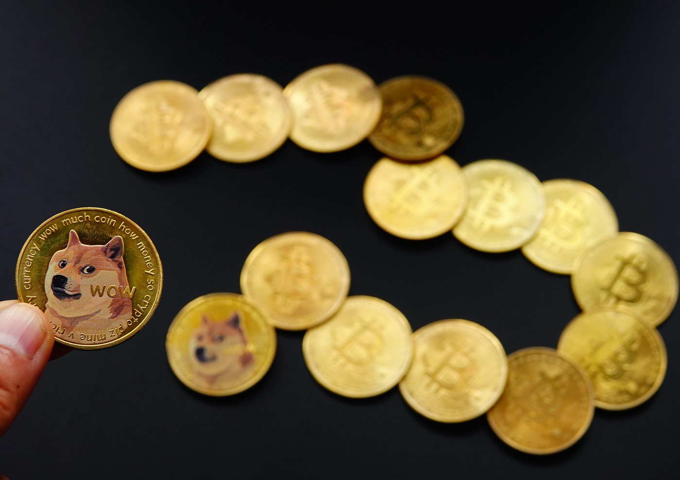 Ovi meme coinovi nadmašili su bitcoin u prvoj polovici ove godine ...