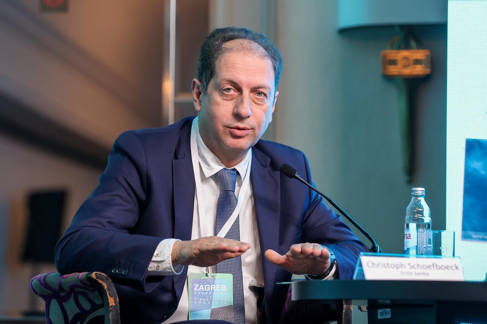 Erste banci rasli prihodi od kamata i naknada