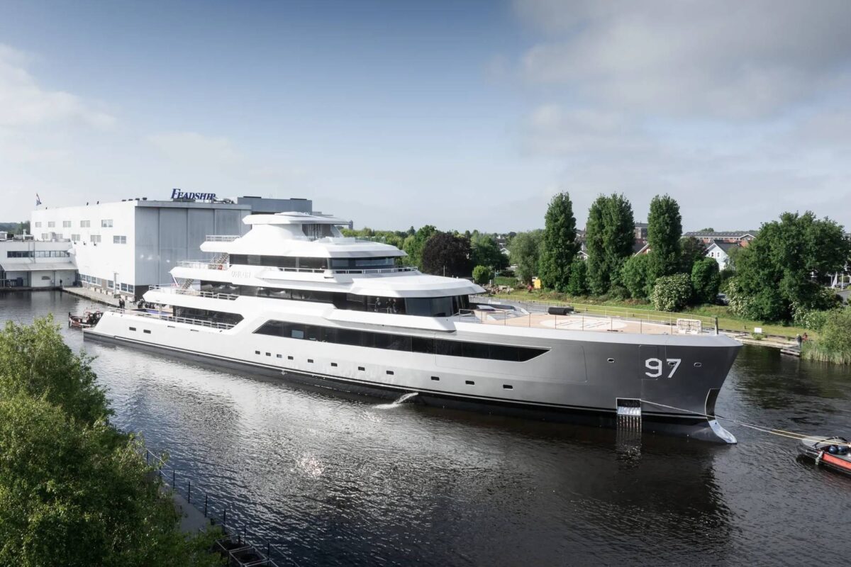 80-metarska jahta-ledolomac ima livadu za vlasnikove pse