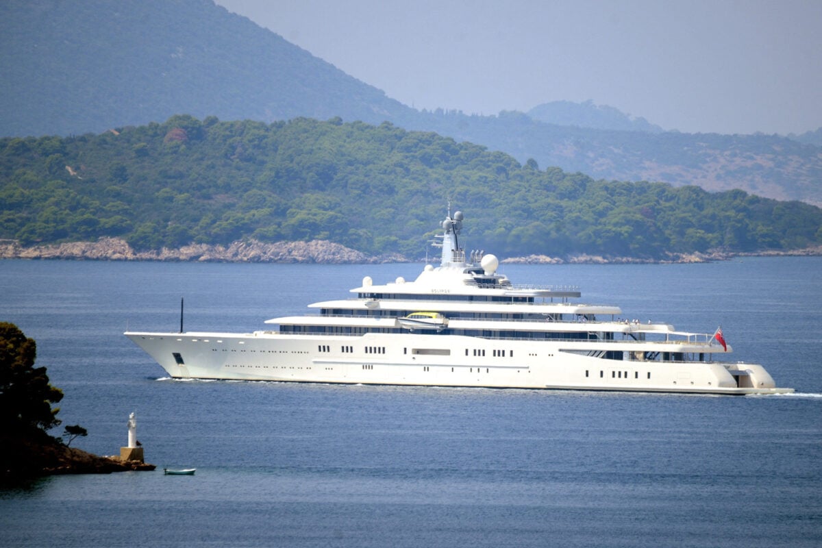 Nakon dvije i pol godine skrivanja Abramovičeva jahta opet plovi