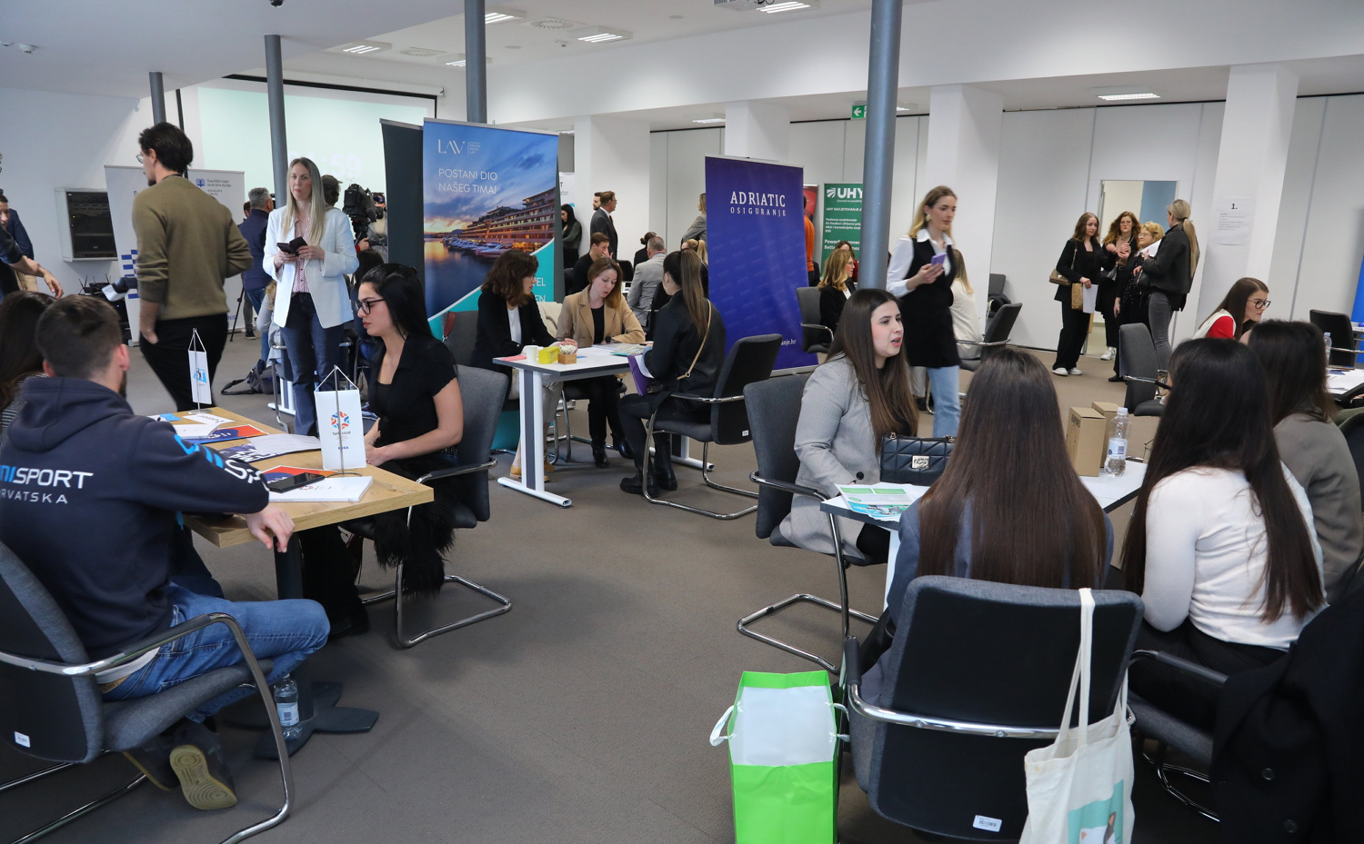 MojPosao: Više od trećine građana želi raditi u državnim tvrtkama